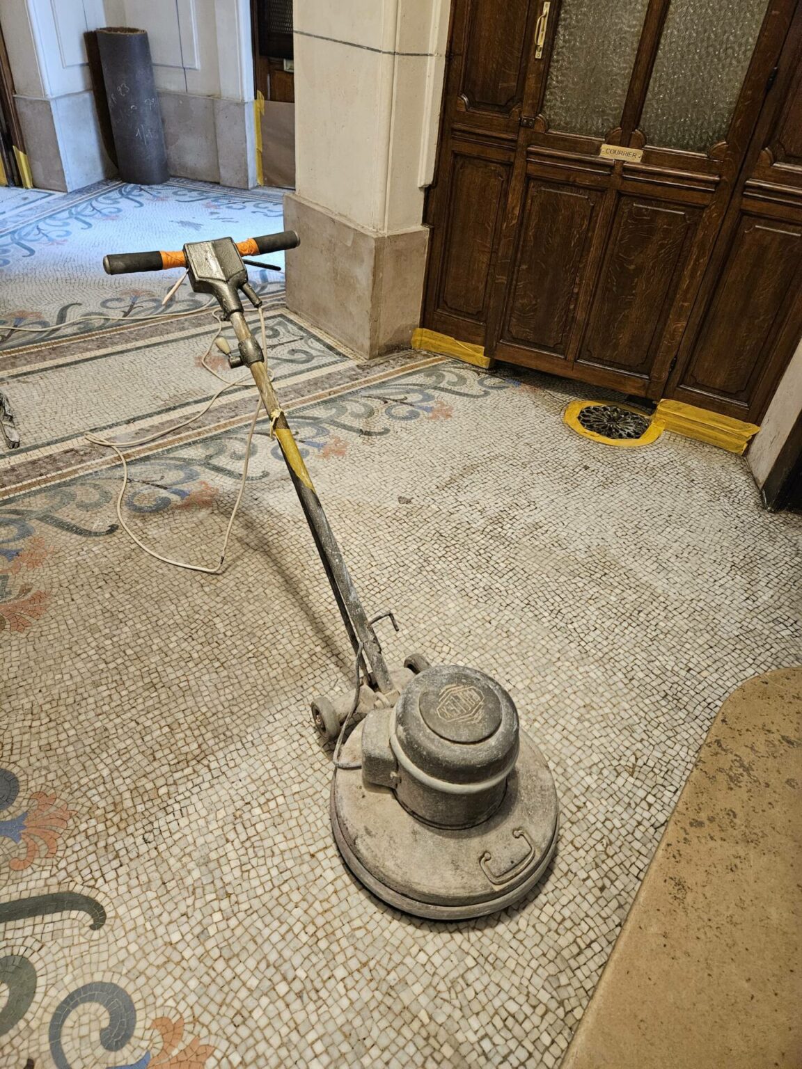 Comment rénover un sol en pierre naturelle ? - Service Parisien de Ponçage